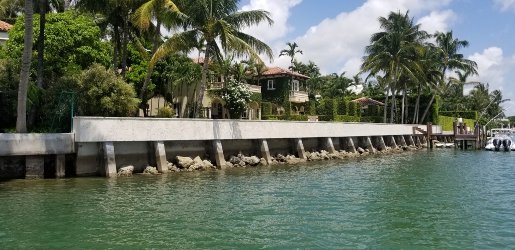 Elegant keystone-faced seawall on Miami Beach - Dock & Marine Construction